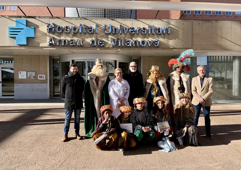 Los Reyes Magos visitan y reparten regalos a los niños y jóvenes ...